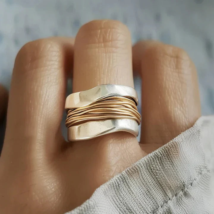 Silberner Ring mit goldenen Fäden – Evas Schmuck